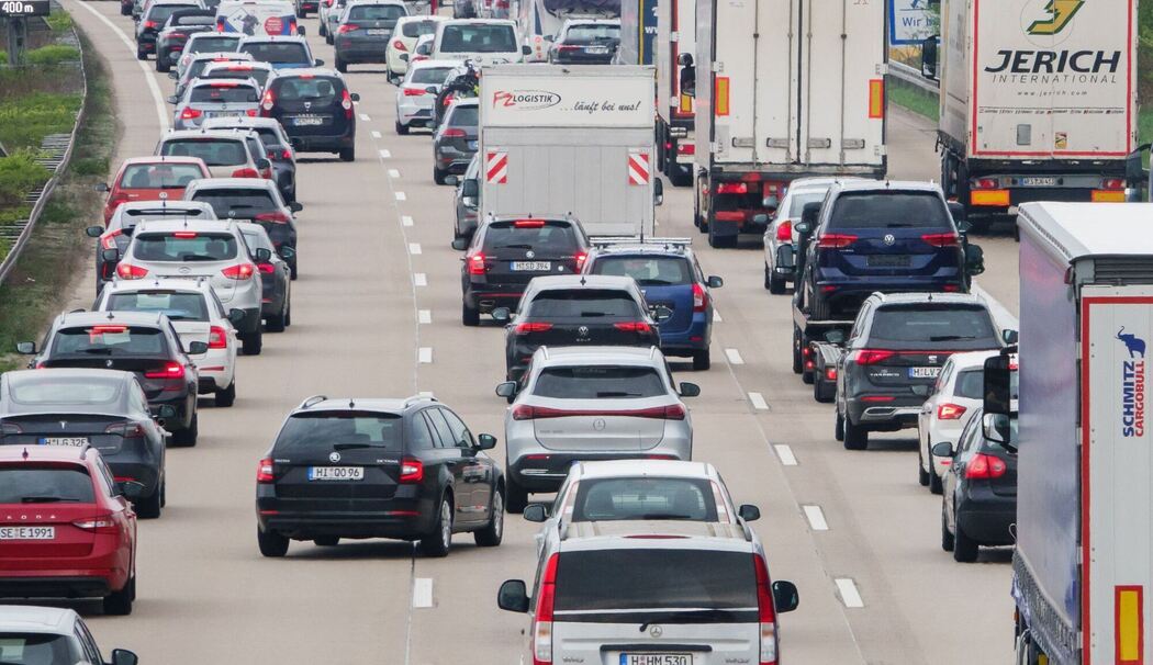 28 Kilometer Lkw-Stau wegen Blockabfertigung in Österreich - BrummiOnline