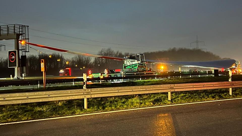A5 und A661: Mehrere Schwertransporter stecken fest - BrummiOnline