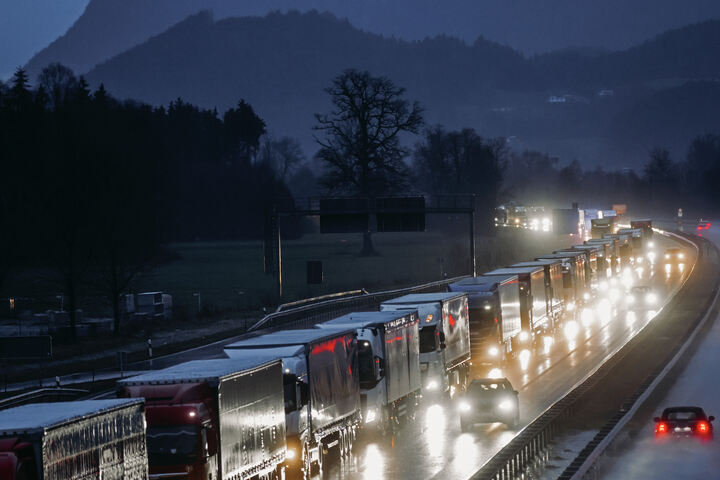 Kilometerlanger Lkw-Stau: Blockabfertigung in Tirol sorgt für Chaos ...