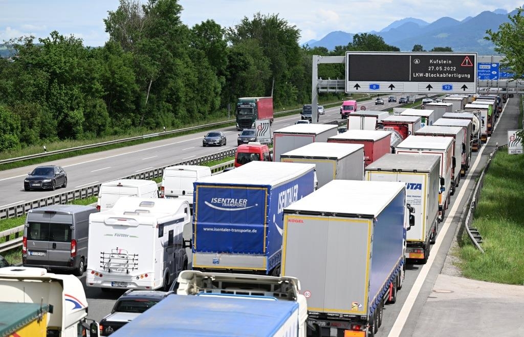 Wegen Lkw-Blockabfertigung: Mehr als 20 Kilometer Stau auf A93 und A8 ... Wegen Lkw-Blockabfertigung: Mehr als 20 Kilometer Stau auf A93 und A8 ...